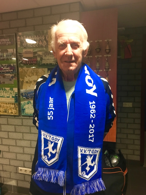 Eerste exemplaar v.v. ’t Goy jubileum sjaal overhandigd aan Ries ...